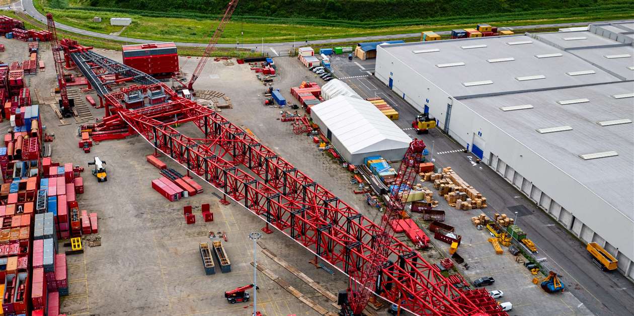 Mammoet SK6000 progresses to boom assembly - Crane & Transport Briefing