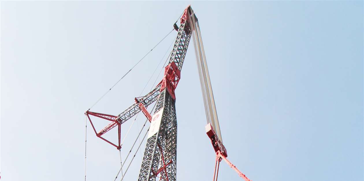 AL.SK350 uses heavy duty jib - Crane & Transport Briefing